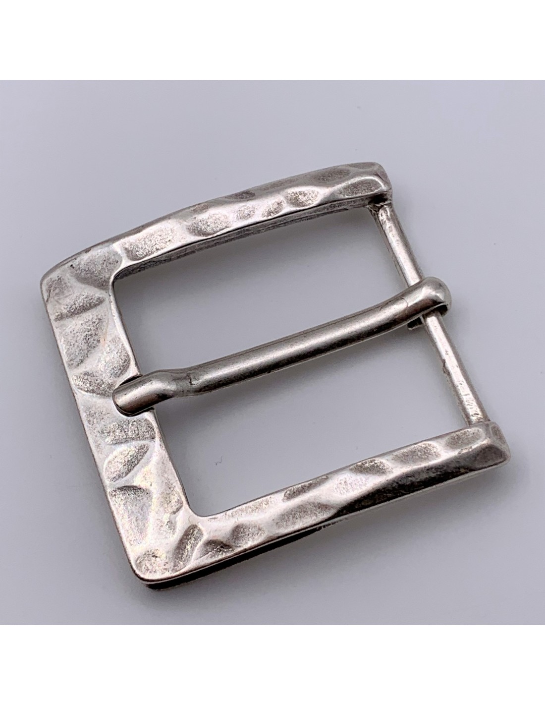 Einfache Schnalle 40mm gehämmert altsilber